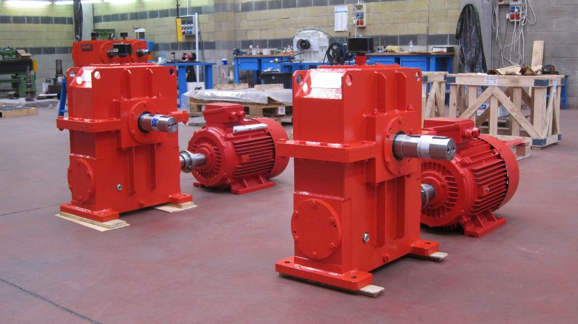 Gearbox with worm screw and helical wheel for cooling plate - Custom ...
